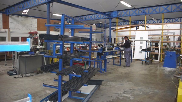 Atelier menuiserie, fabrication porte et fenêtre en aluminium, Lille, Nord)
